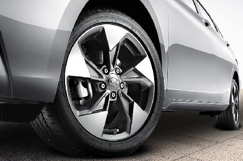 GAC GA4 vs MG 5 Comparison | Zigwheels Philippines