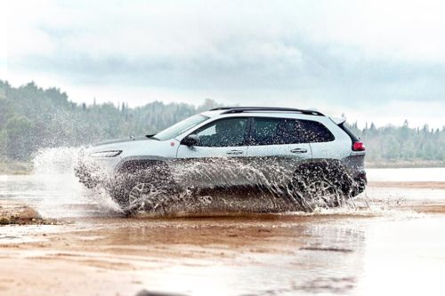 Jeep Grand Cherokee Hydraulic SUV Towers Over Traffic and Leaves It Behind