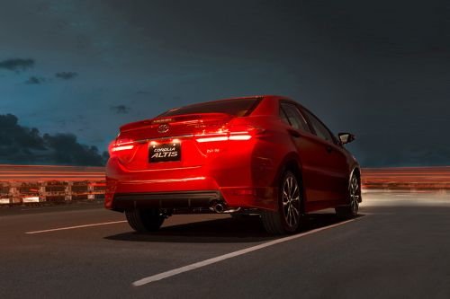 Kia Rio vs Toyota Corolla Altis (2016-2018) Comparison | Zigwheels ...