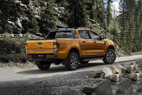 Ford Ranger vs Toyota Hilux Comparison | Zigwheels Philippines